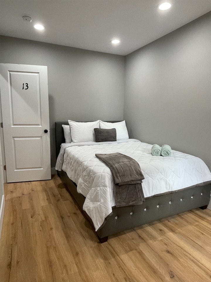 #12 Master Bedroom +Private Bath + Tv In Angora - Philadelphia, PA