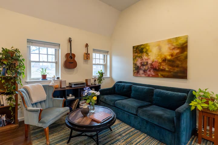 Stylish, Quiet Rt. 66 Apartment - Bloomington, IL