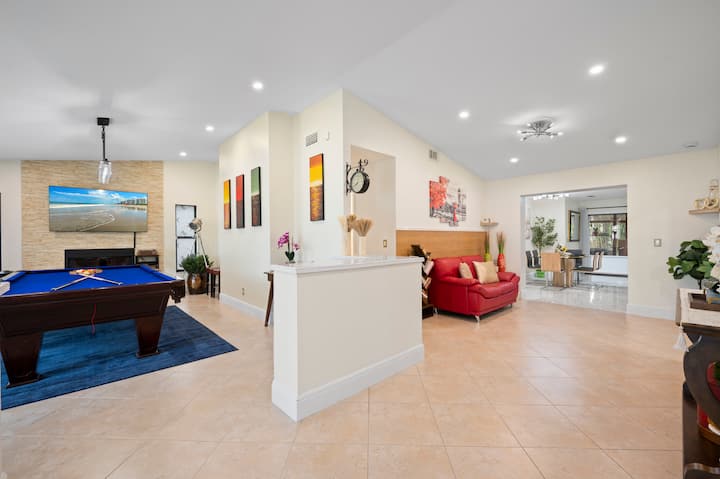 Chic 4br Home: Hot Tub+game Room - Port St. Lucie, FL
