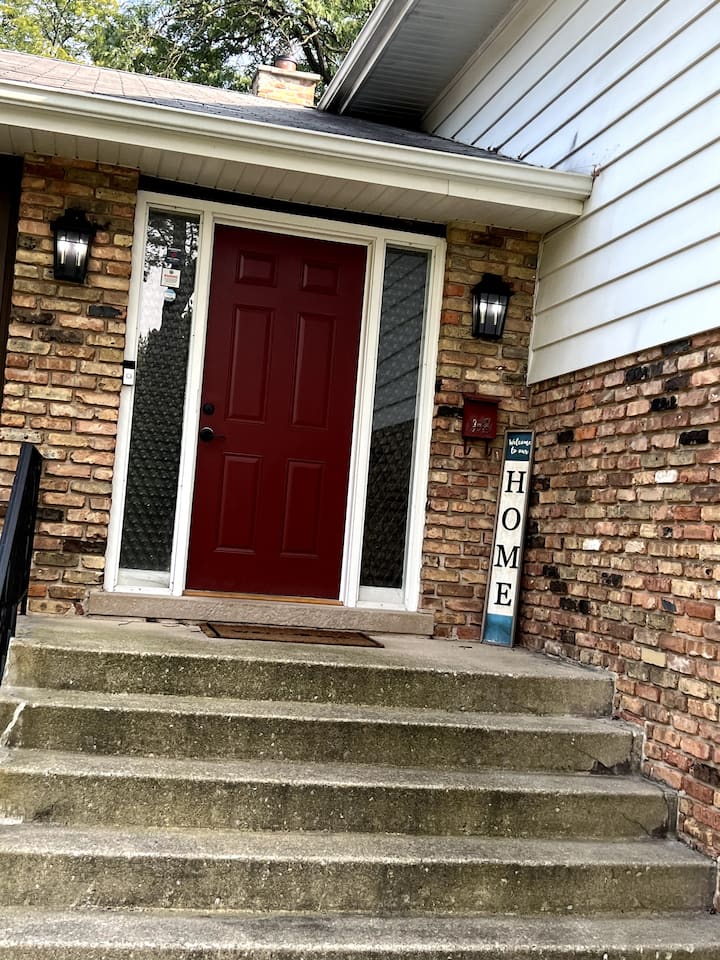 Cozy Cul-de-sac Home W Game Room - Homewood, IL