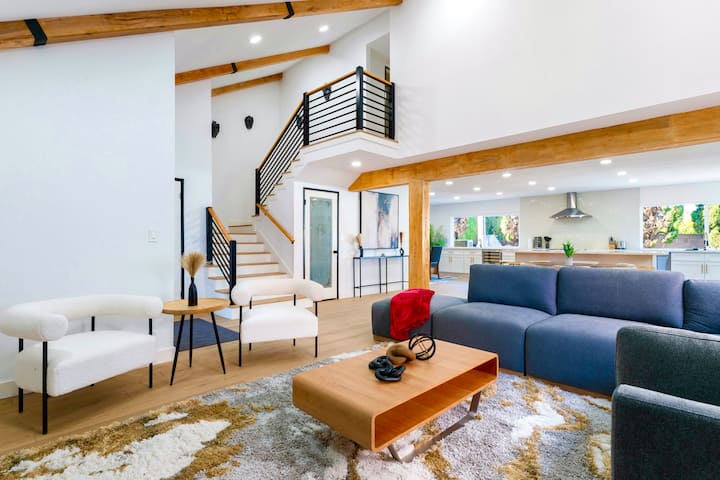 Spacious Designer Pool House - Cypress, CA