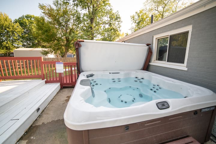 Lush Hideaway W/ Hottub & Pool 6 Mins Kings Island - メーソン, OH