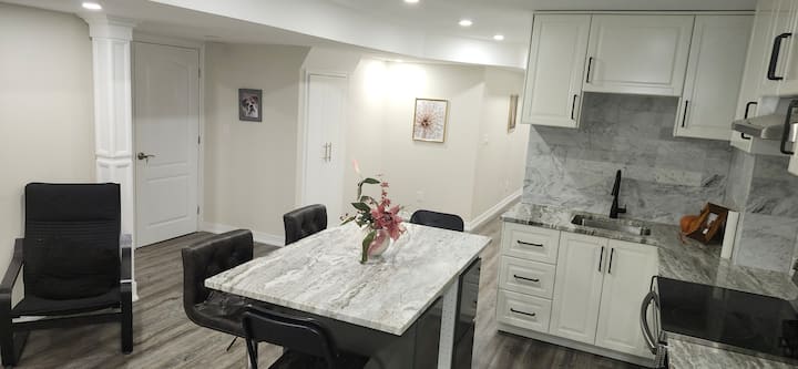 Quiet East Gwillimbury Stay | 1br+den Suite - Newmarket