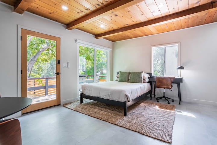 Cabin 8: Courtyard Studio - Idyllwild-Pine Cove, CA