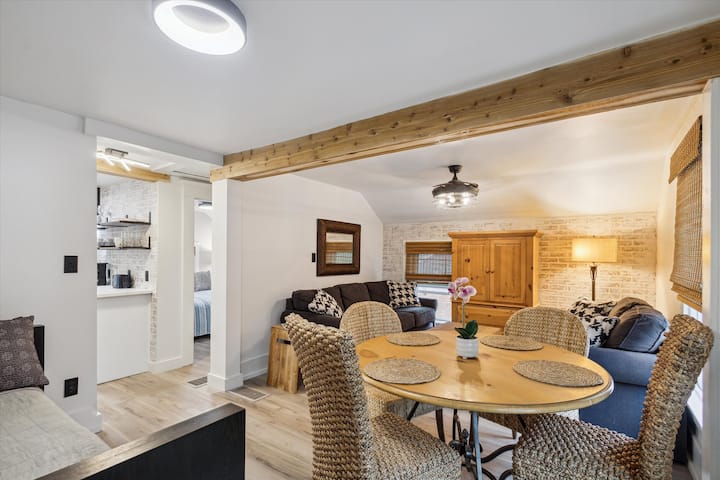 1 Bedroom Studio-sleeps 4 Near Sparrow & Downtown - East Lansing, MI