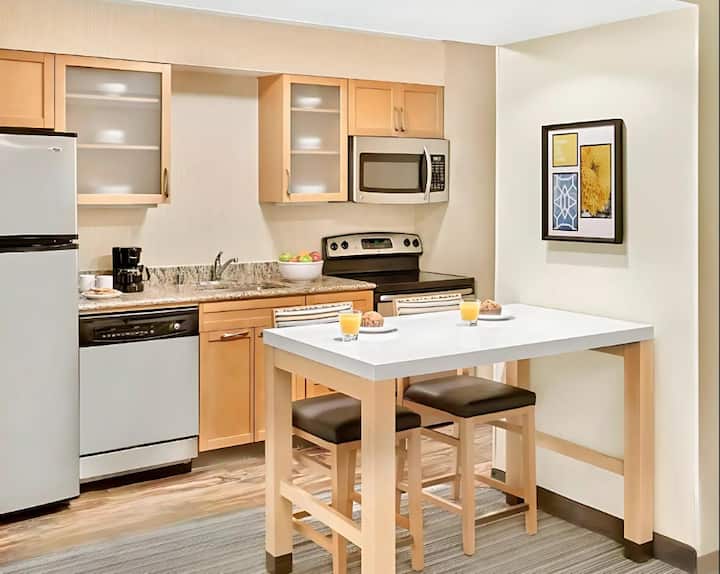 Modern Studio Suite- Extended Stay- Prime Location - West Chester Township, OH