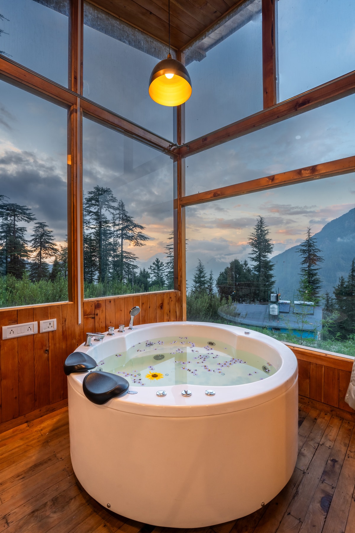 Van Gogh's Treehouse|Jacuzzi|Bonfire|Starry Nights - Treehouses for ...