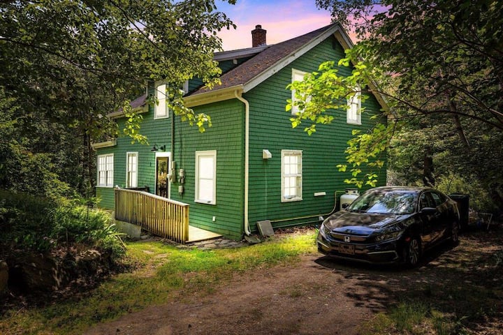 Lovely Rustic Farmhouse In City - Halifax, NS, Canada