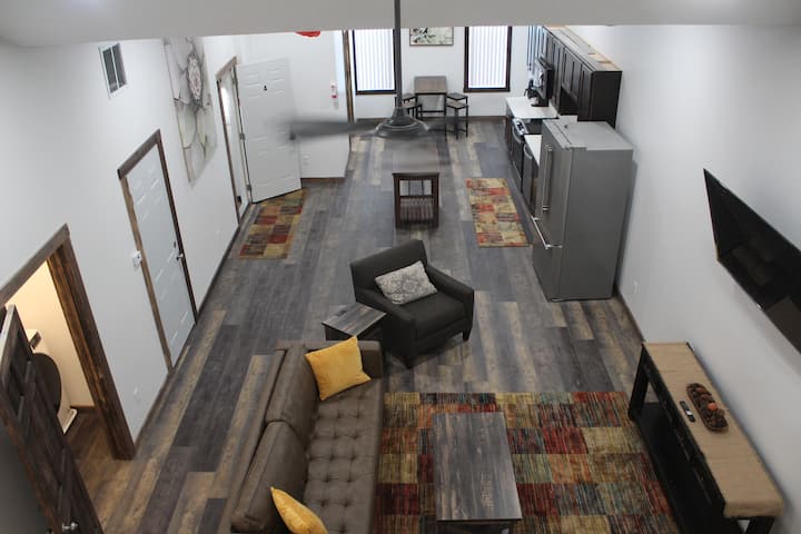 Lee's Luxury Loft - Elkhart, IN