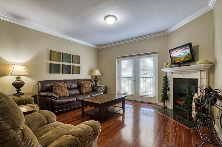 2303 - Delightful Smoky Mountain Condo! - Pigeon Forge, TN
