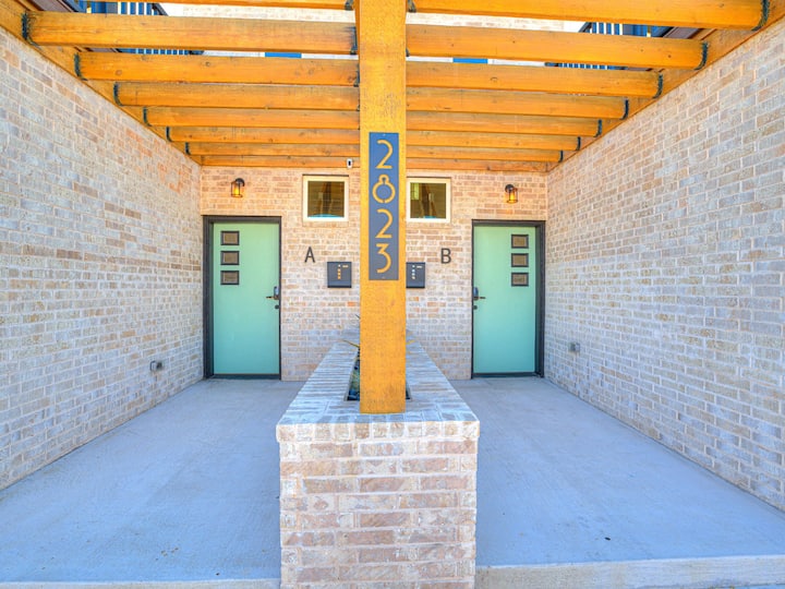 Stylish Okc Duplex:  Cozy 2-bed, 2.5-bath(unitb) - Oklahoma City, OK