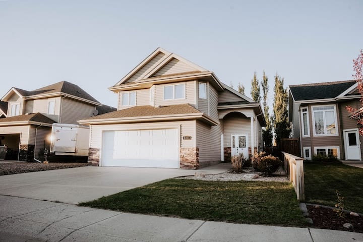 The Suite 5br Residence |Hot Tub|bbq - Lloydminster