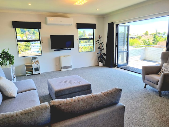 Spacious Light Filled Family Retreat W/urban Views - 陶朗加