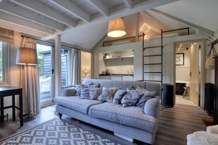 The Cabin: Superior Cabin Ensuite Bedroom And Slee - Brockenhurst