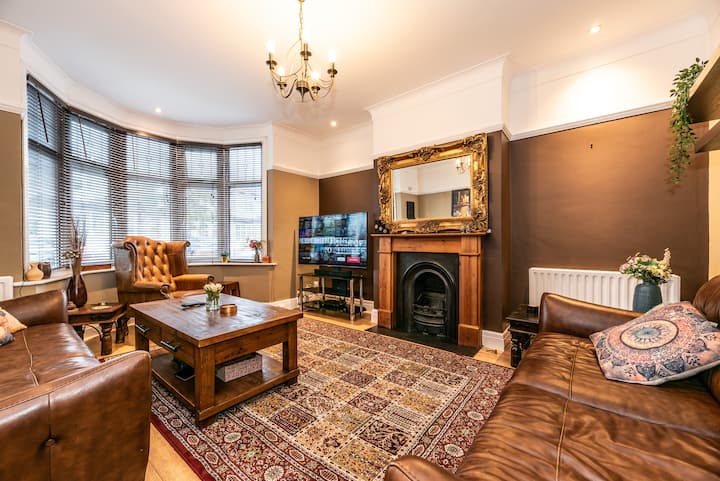 Spacious 4-bed House Direct Link To Central London - Woolwich