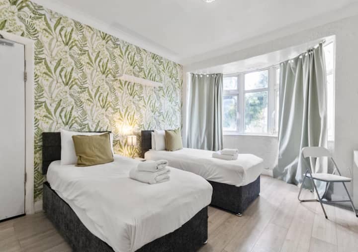 Spacious Private Room In Downshill Way London - London, UK