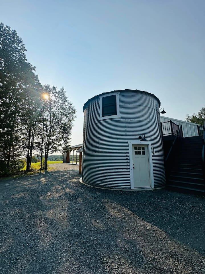 Grain Bin/silo Overnight Stay - Animal Adventure Park, Harpursville
