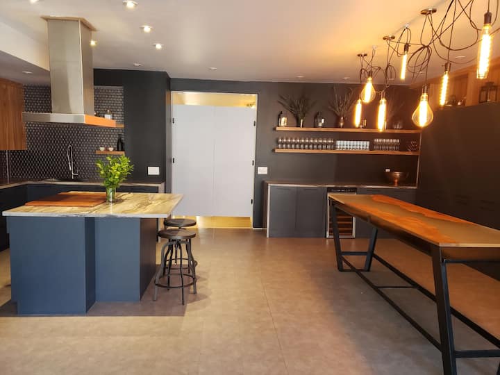 Beautiful & Newly Renovated Apt - Laval, Canada