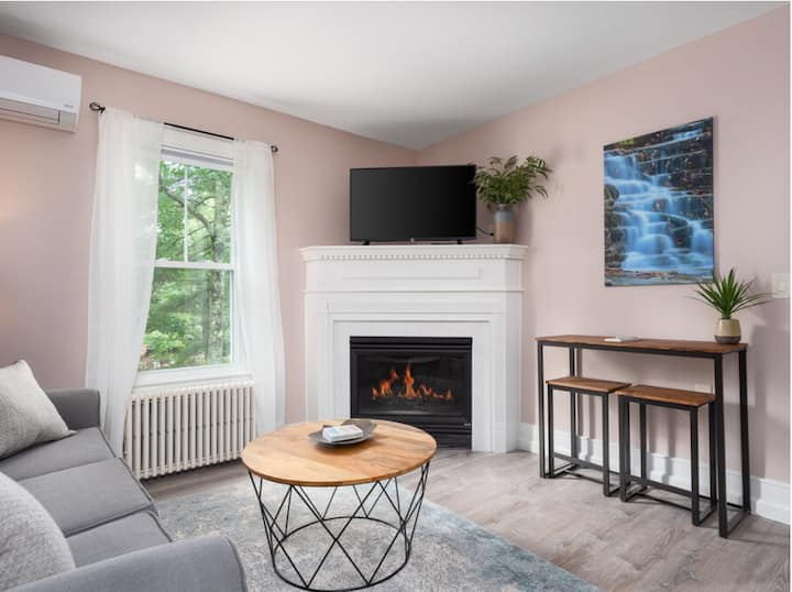 2 Baths, Gas Fireplace, River Views, Sleeps 4 - North Conway, NH
