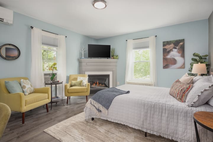 New! Couples Getaway Retreat, 5 Mins To N. Conway - Jackson, NH