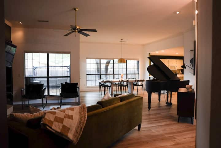 Central |5 Bed| Baby Grand Piano - Amarillo