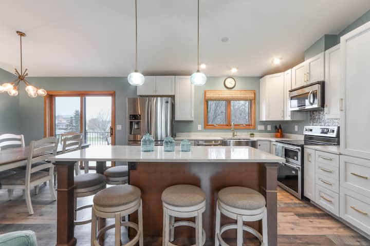 Marshfield Executive Home - Marshfield, WI