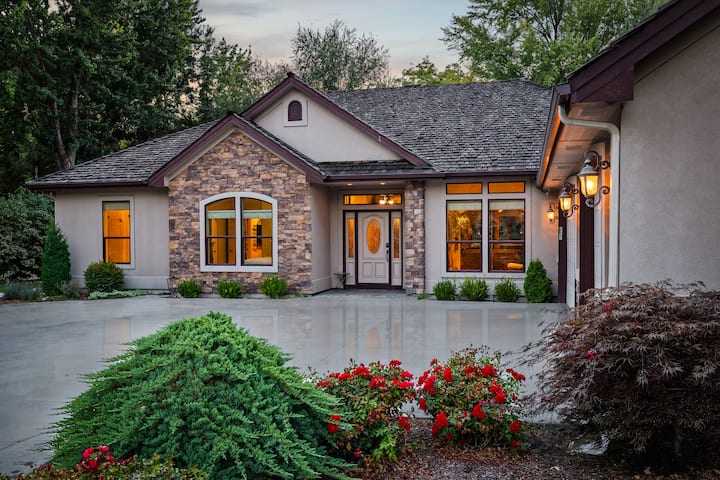 Streamside Executive Retreat - Boise