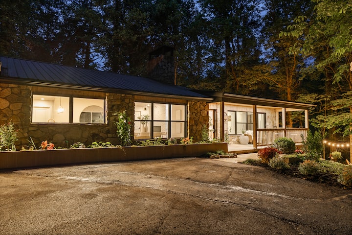 Chic Retreat W/ Hot Tub & Sauna - Gatlinburg, TN