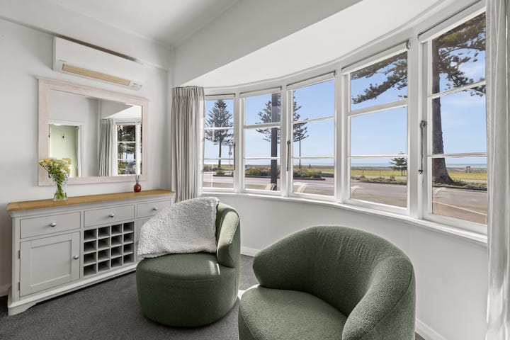Modern Art Deco Cutie - Napier