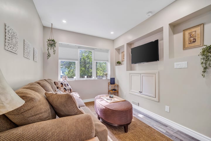 Stylish Urban Escape - Close To Dtk And Expwy - Chicopee