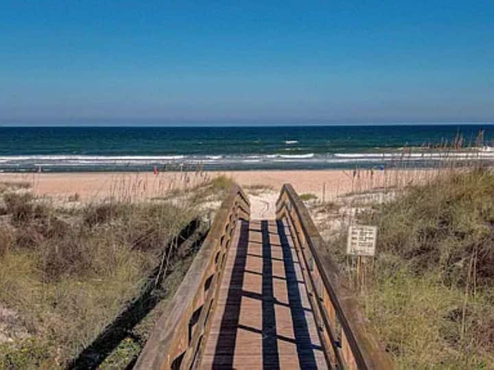 Oceanfront Condo! Just 1-minute Walk To The Beach! - 聖奧古斯丁