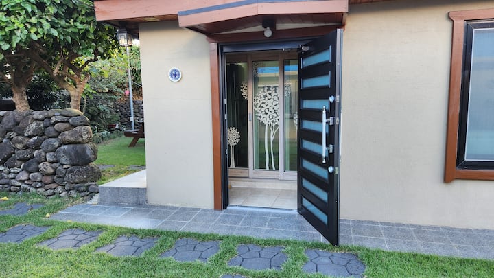 퐁낭하우스(제주시,공항근처)
*400년된 퐁낭옛향기가 항상우리를 즐겁게해요. 바닷가옆한옥집 - Jeju-si