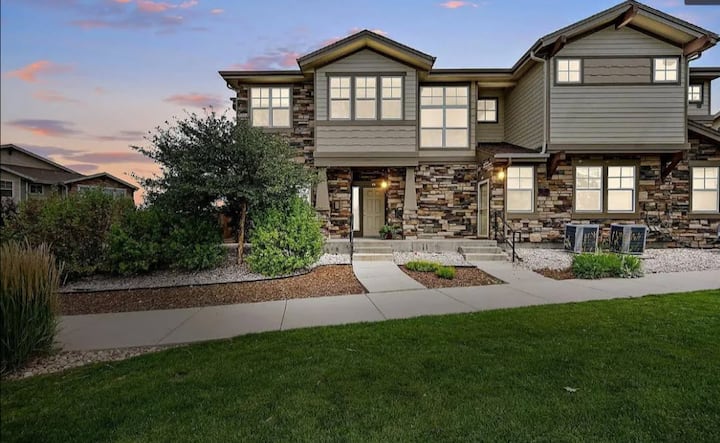Charming 2-bedroom Townhome - Aurora, CO