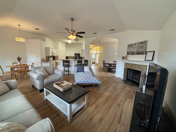 4/2 Home, Quiet Neighborhood - Pflugerville, TX