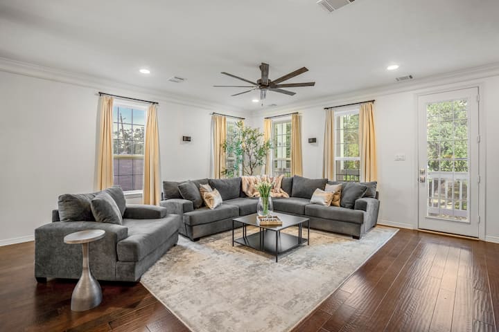 Vintage Hollywood Vibes In East Downtown - Houston, TX