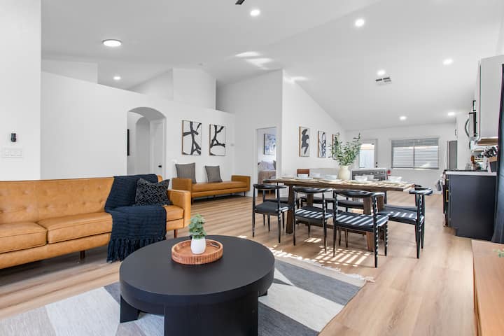 Modern 5 Br W/fully Equipt Kitchen&game Room - Las Vegas, NV