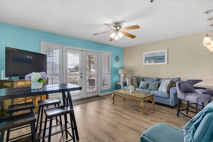 Condo Sleeps 6 With Gulf View - Destin, FL