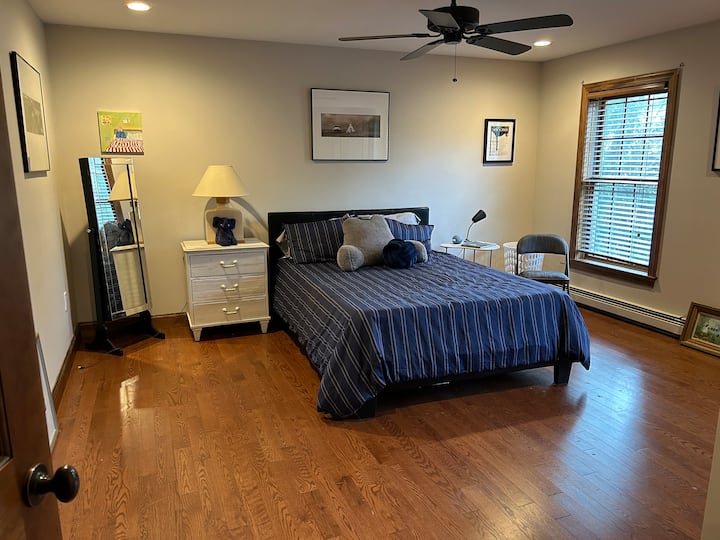 A Beautiful Blue Room In The Hudson Valley - Rhinebeck, NY