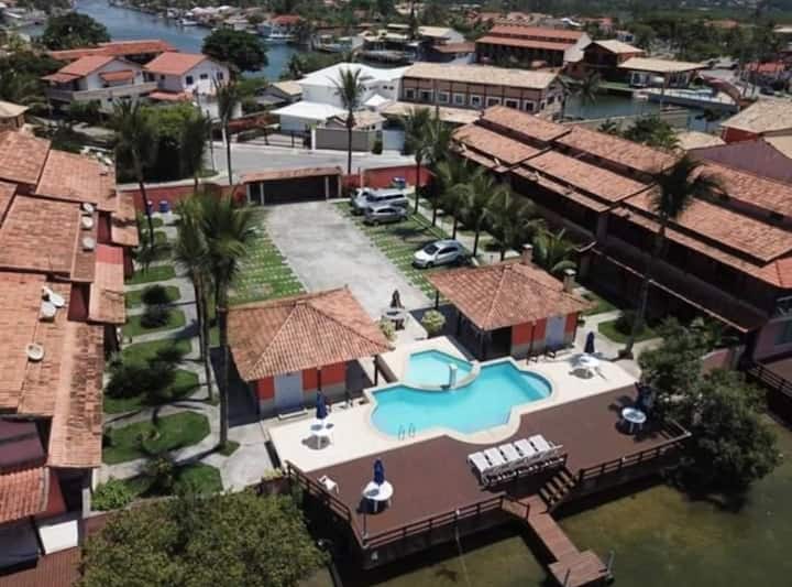 Casa Duplex Em Condomínio Com Canal Navegável. - Cabo Frio