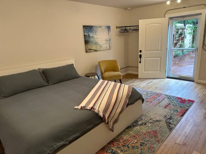 Larchmont Village Guesthouse - Los Angeles, CA