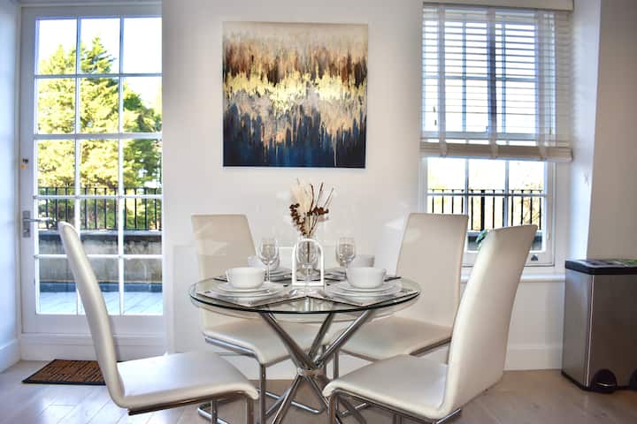 Perfect For Contractors• 2 Bed Flat • Free Parking - Wokingham