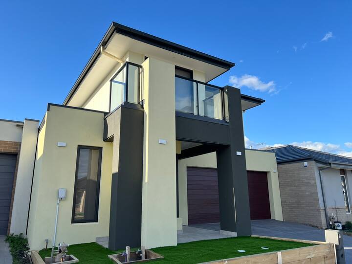 Modern 4-bedroom House In Clyde - Koo Wee Rup