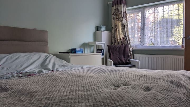 Quiet Room - Private Road - Slough