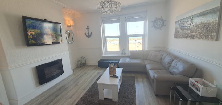 3 Harbour Views Beachfront Apartments - Rhos on Sea