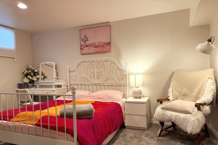 Luxury Warmth Bedroom With Private Bath - Edmonds, WA