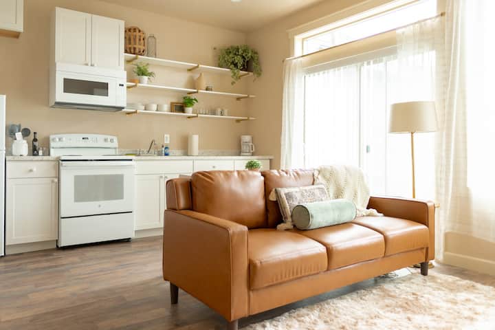 Modern 1-bedroom Apartment | Stylish + Spacious - Pasco, WA