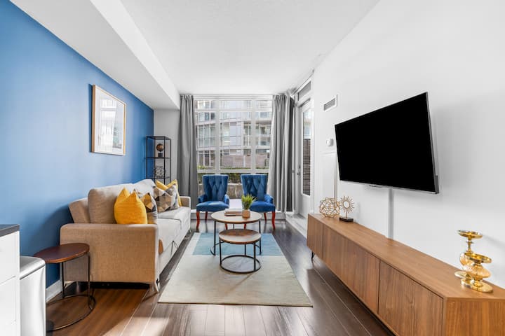 Vibrant Stay | King Bed | Walk To Rogers & Scotia! - Toronto