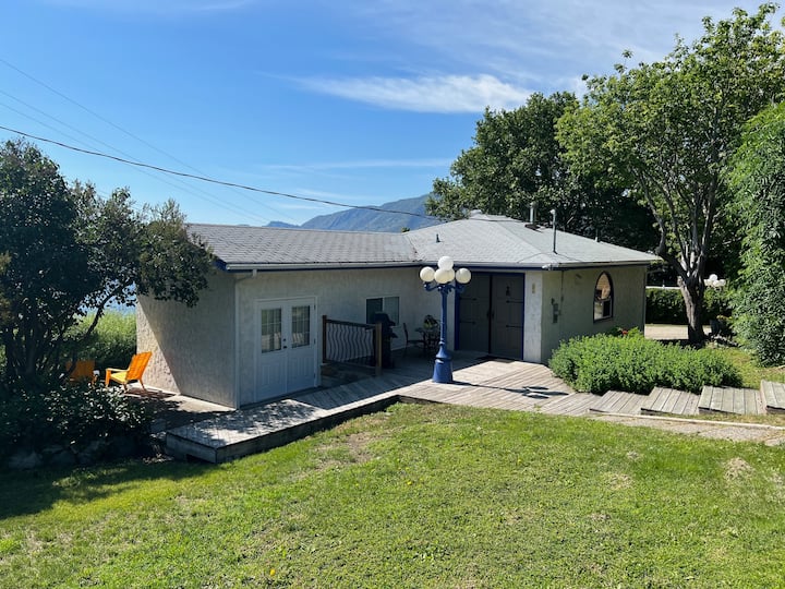 Stunning Lake View Cottage - Peachland