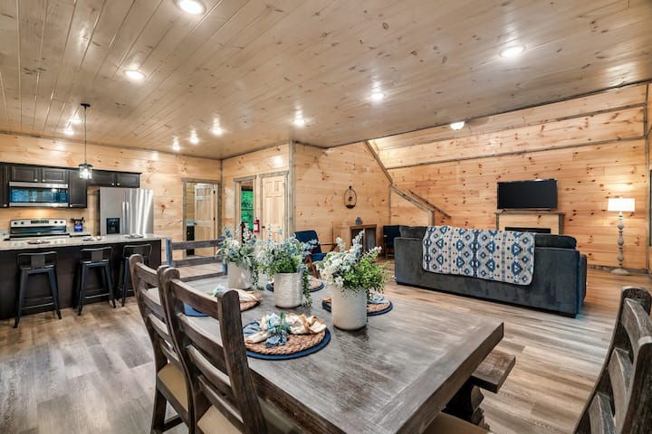 Modern Cabin | Hot Tub | Air Hockey | King Beds - Sevierville, TN