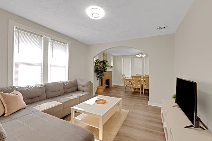 Pet-friendly Near Tower Grove, King Bed & Wi-fi - STL Zoo, St. Louis